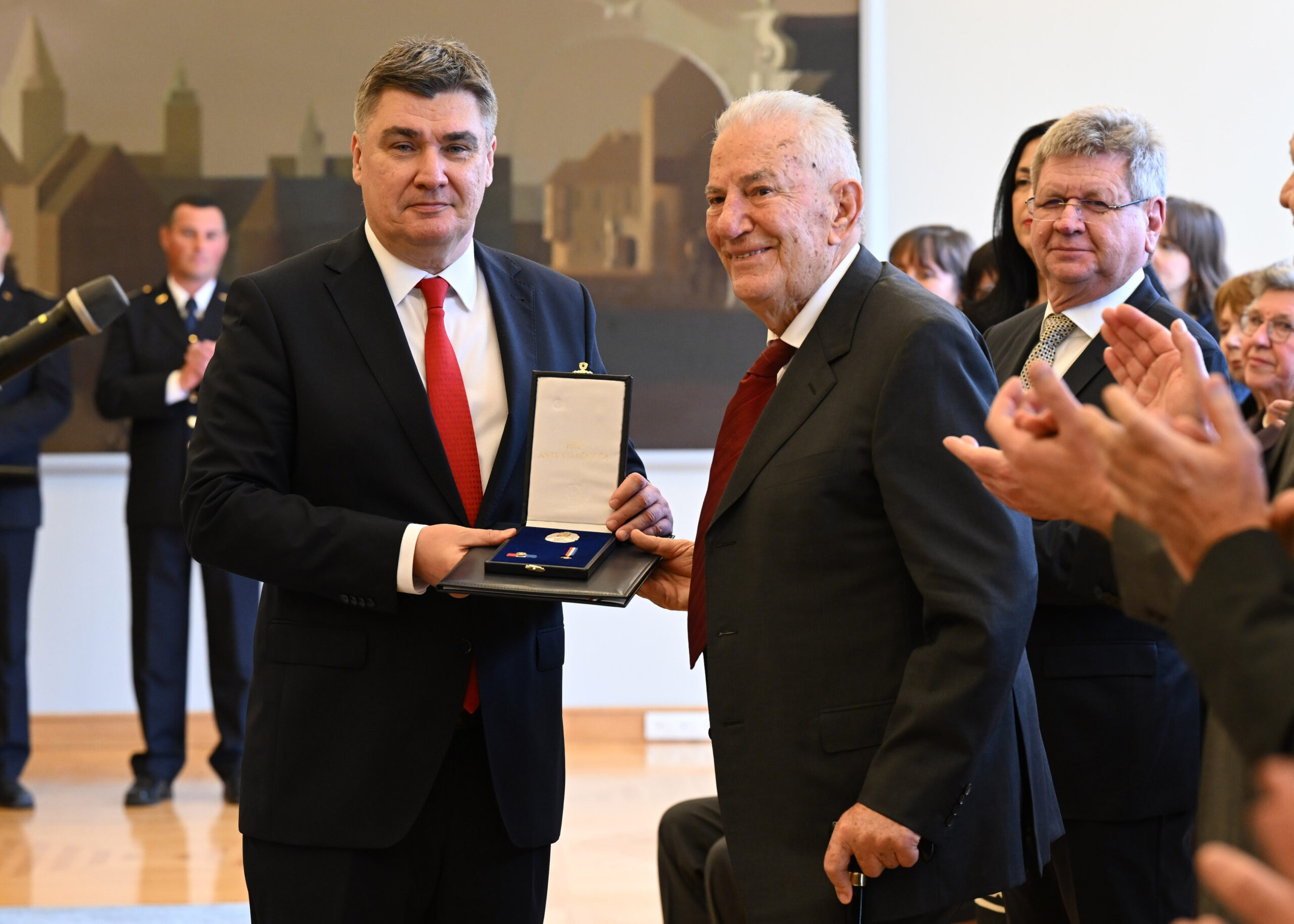 Predsjednik Milanović odlikovao liječnike i cijeli tim KBC-a Zagreb ...